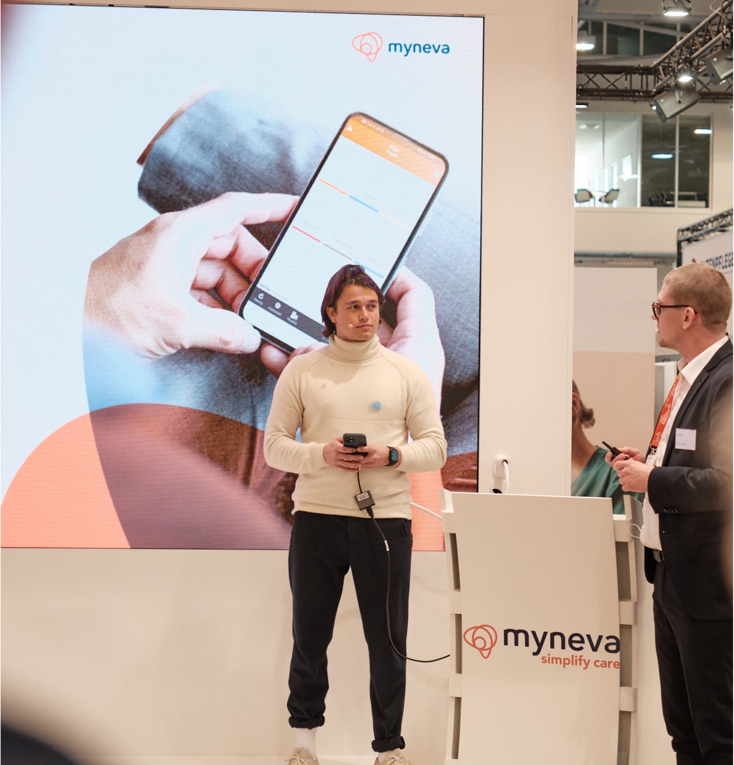 Zur Optimierung der Pflegequalität: myneva Group knüpft die LINDERA KI ...